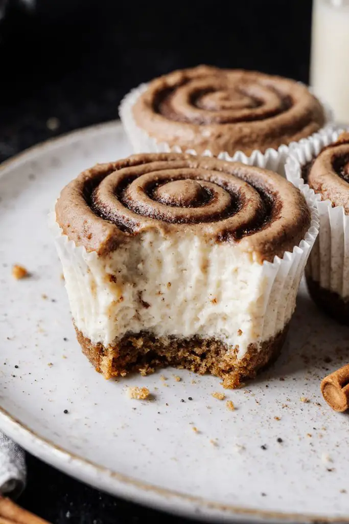 Mini No-Bake Cinnamon Roll Cheesecakes with Cinnamon Icing Swirl ...